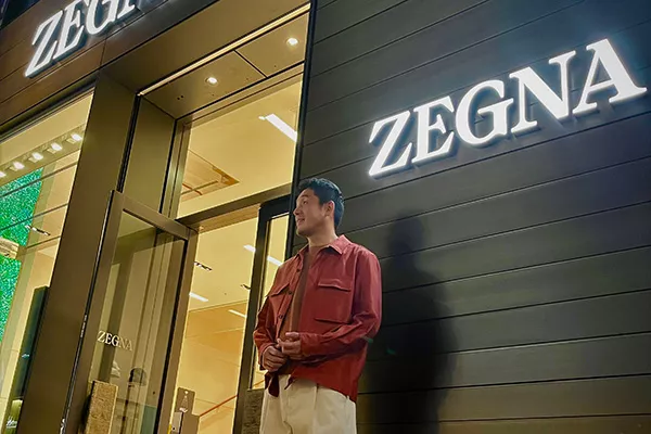 番組スポンサーのZEGNAさんから三戸さんへ靴をプレゼントしていただきました！ | インターエフエム [ 89.7MHz TOKYO ]